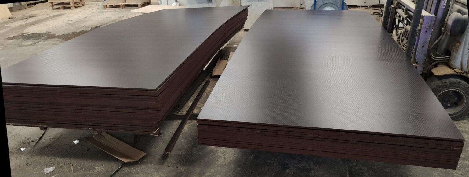 Filmivaneri 12x1500x3500 F/V Kestävä pinta 220g/m2 Karhea/Sileä